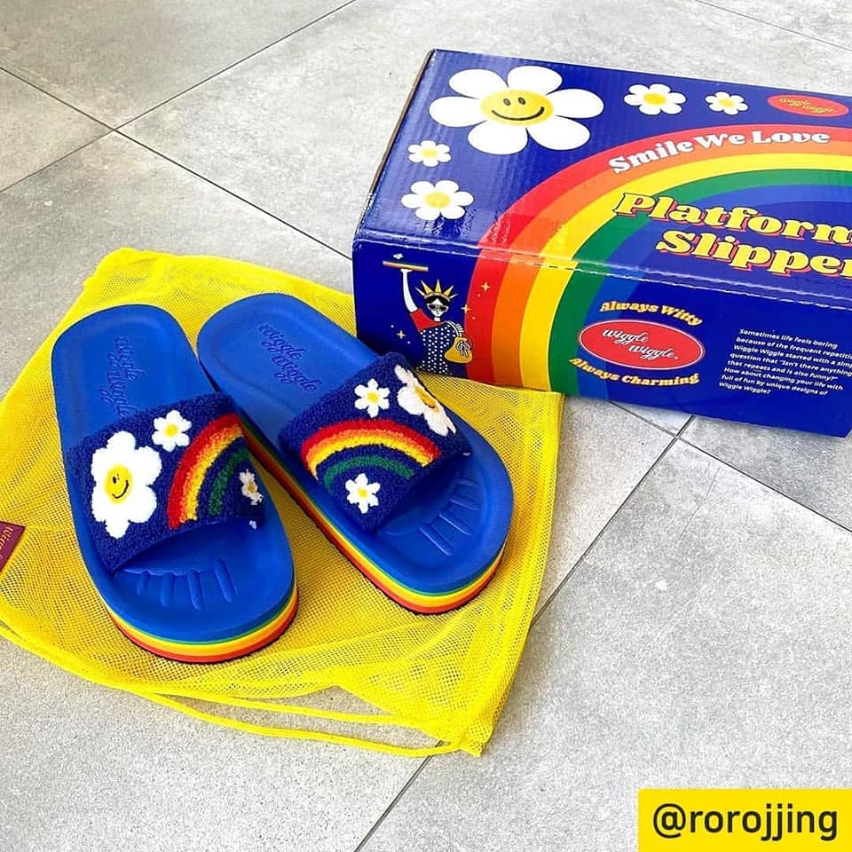 ( พร้อมส่ง ) Wiggle Wiggle Rainbow Shoes รองเท้าแตะเสริมส้น สีรุ้ง